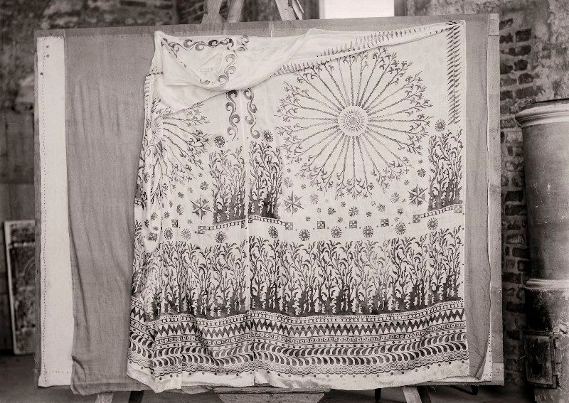 The Knossos Scarf: Mariano Fortuny’s first masterpiece in fashion - Fortuny